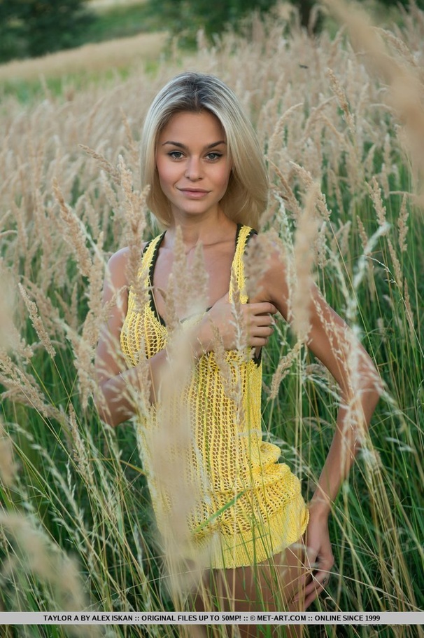 Hot Wild Brunette Out In The Field Shows Ha Xxx Dessert Picture 1