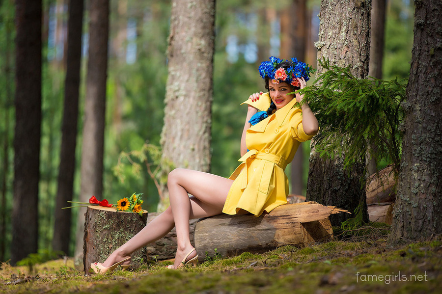 Colorful Cute Elegant Sex Model Drops Some Xxx Dessert Picture 1